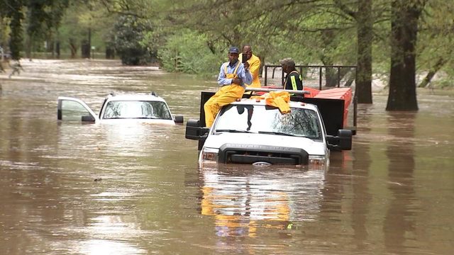 City workers rescued from flood waters | WSB-TV