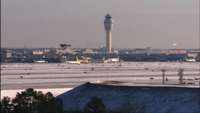 Snow causes hundreds of flight delays, cancellations at Atlanta airport ...