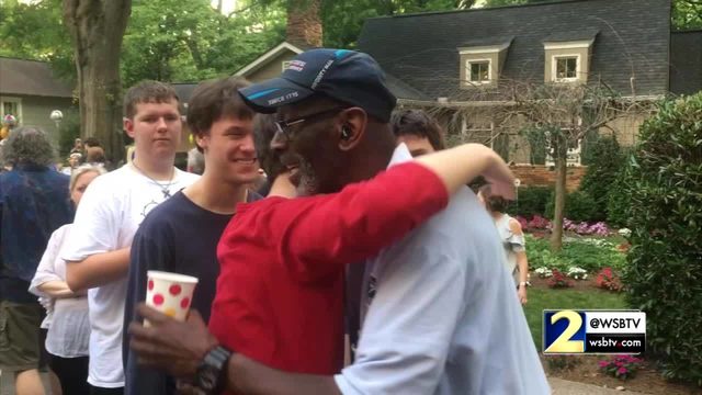 Neighborhood says goodbye to beloved mailman as he retires after 35 ...